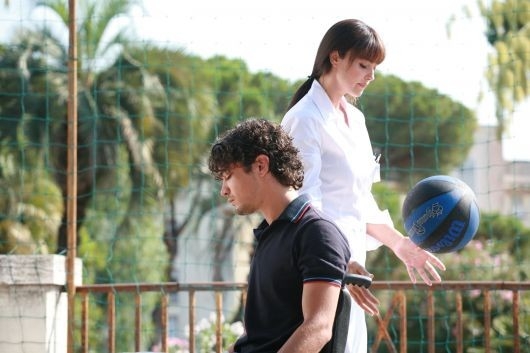 Riccardo Scamarcio E Monica Bellucci In Una Scena Della Commedia