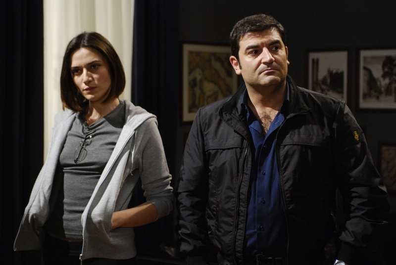 Anna Foglietta e Max Giusti in una scena di Distretto di Polizia 8: ... Anna Foglietta e Max Giusti in una scena di Distretto di Polizia 8: ...