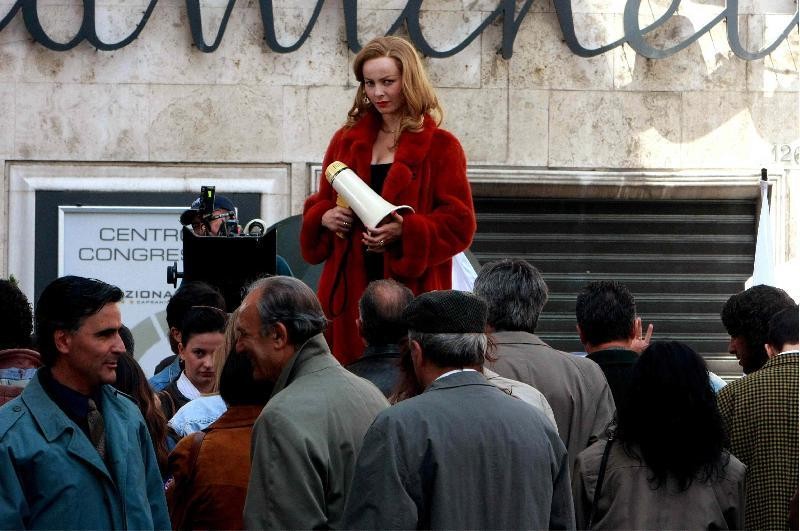 Violante Placido Nei Panni Di Moana Pozzi Gira La Scena Della Candidatura Per Il Partito Dell