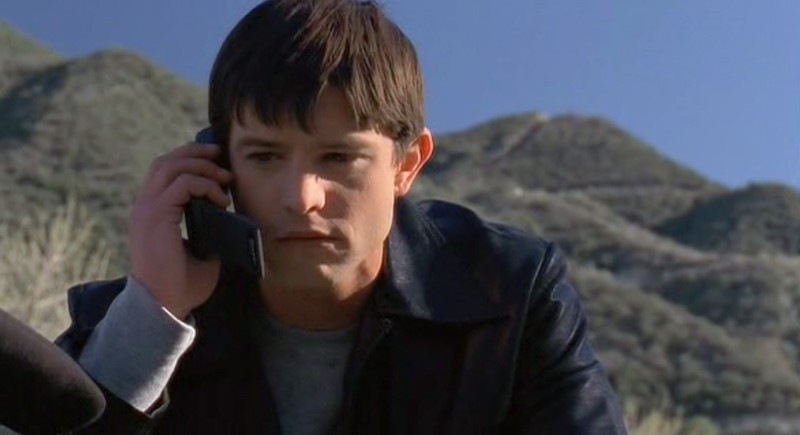 Il clone di Max (Jason Behr) al cellulare in una scena dell'episodio ... Il clone di Max (Jason Behr) al cellulare in una scena dell'episodio ...