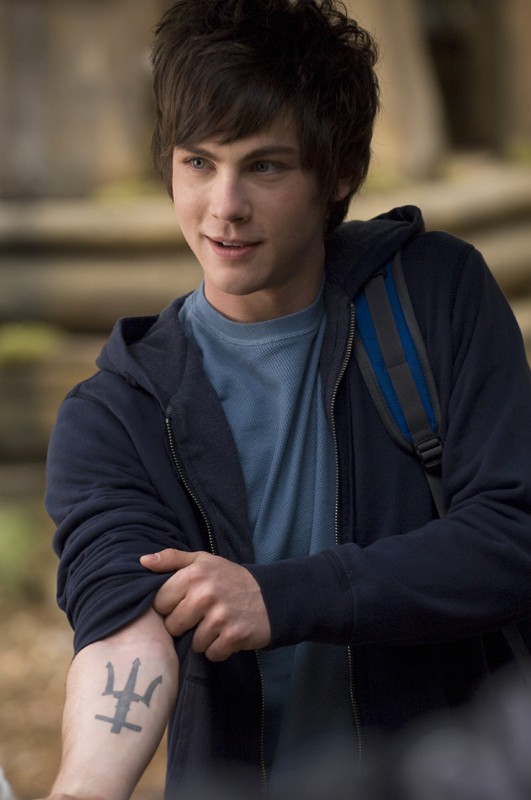Percy Logan Lerman Mostra Il Simbolo Di Poseidone Nel Film Percy