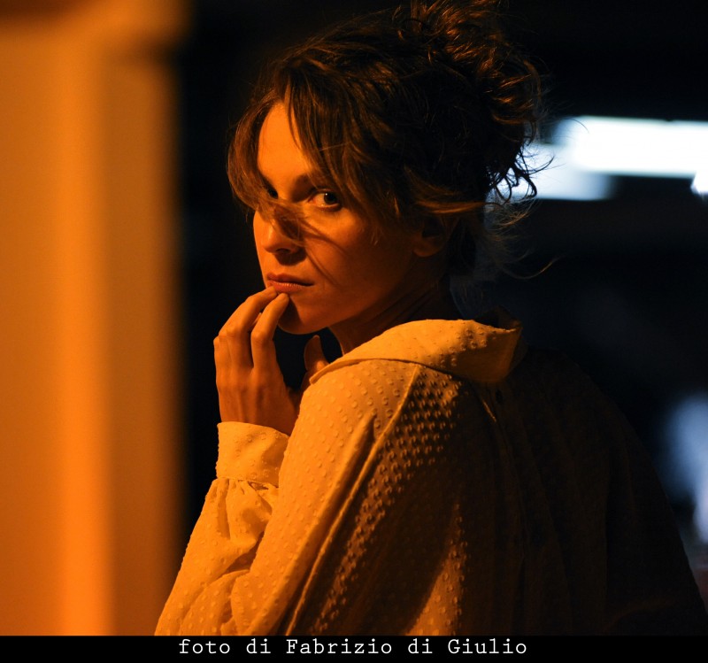 Isabella Ragonese In Una Scena Dellepisodio Letà Del Dubbio De Il Commissario Montalbano