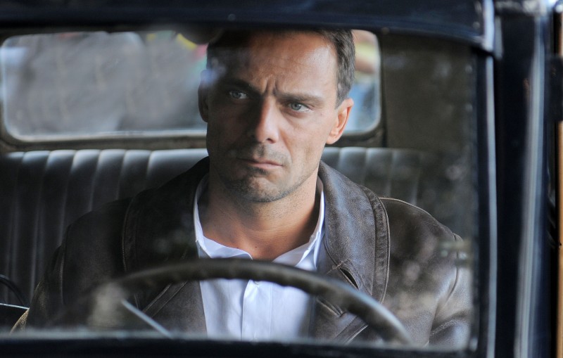 Alessandro Preziosi in una scena del film per la tv Edda Ciano e il ... Alessandro Preziosi in una scena del film per la tv Edda Ciano e il ...