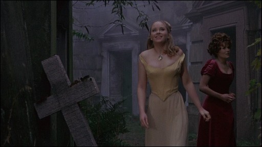 Linda Hayden e Isla Blair in una scena del film Una messa per Dracula ... Linda Hayden e Isla Blair in una scena del film Una messa per Dracula ...