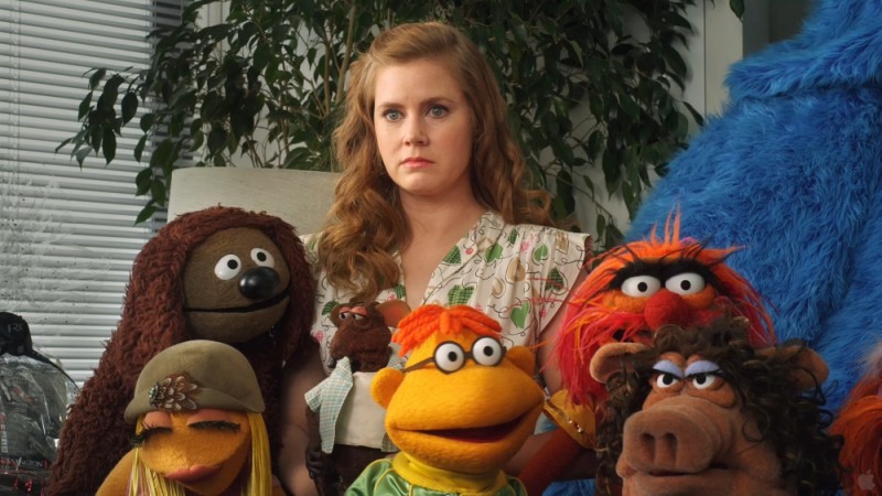I Muppet: Amy Adams in una scena del film insieme a Animal, Rowlf the ...