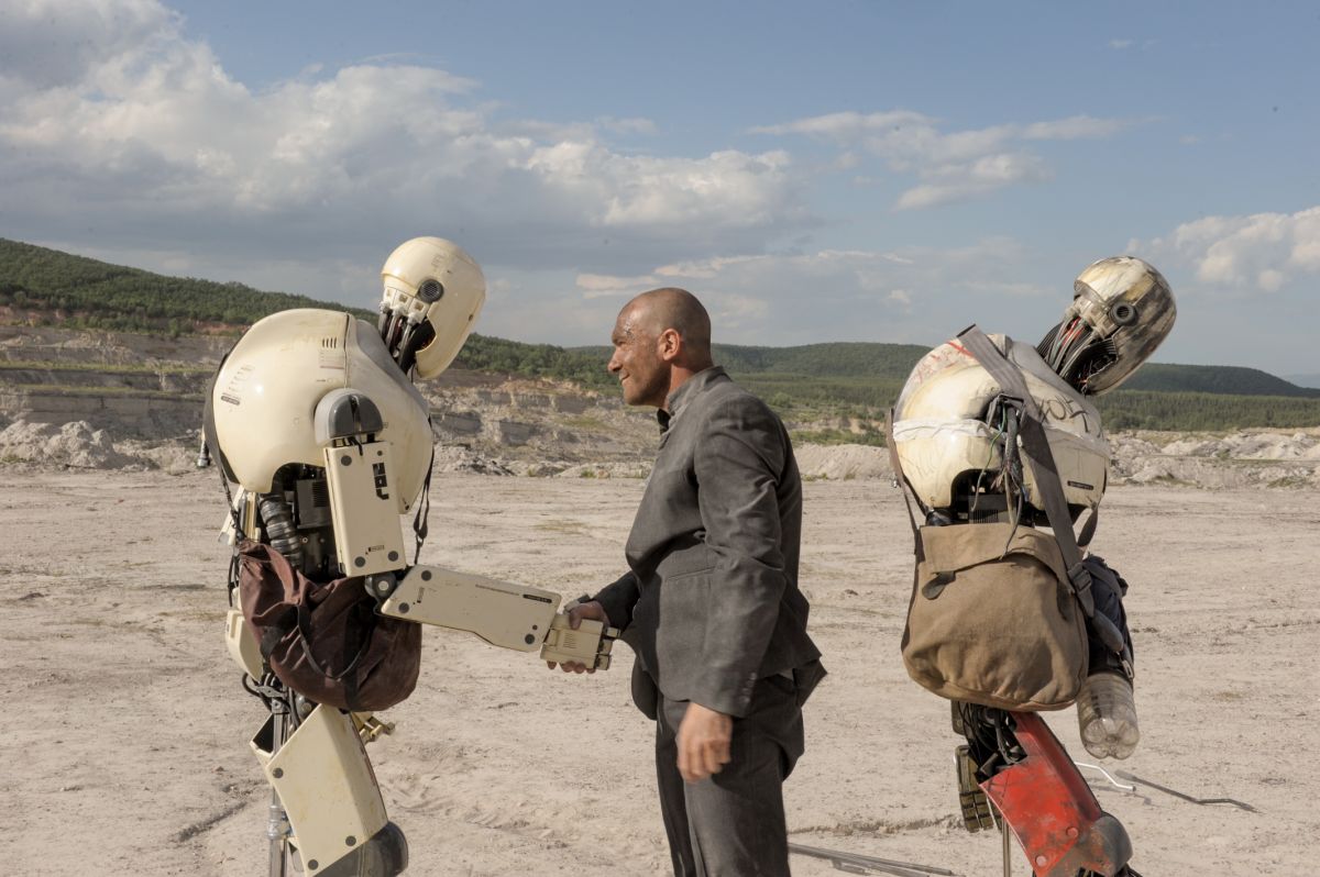 Automata: Antonio Banderas tra i robot in una scena del film di ...