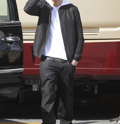 Eminem saluta i paparazzi mentre arriva sul set del suo nuovo video ...