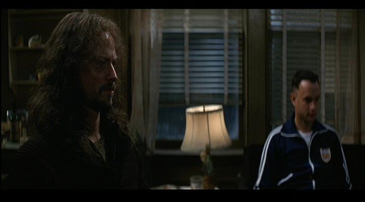Gary Sinise e Tom Hanks (sullo sfondo) in una scena del film Forrest ...