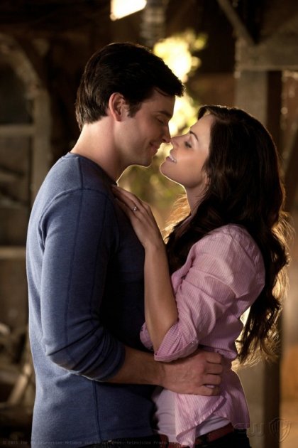 Una Romantica Scena Con Clark Tom Welling E Lois Erica Durance Nell
