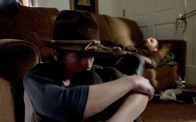 The Walking Dead: Chandler Riggs e, sullo sfondo, Andrew Lincoln, in ...