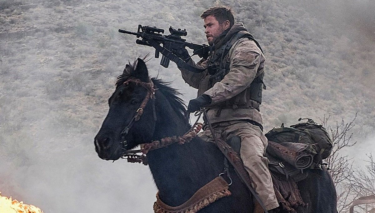 12 Soldiers: recensione del film con Chris Hemsworth tratto da una ...