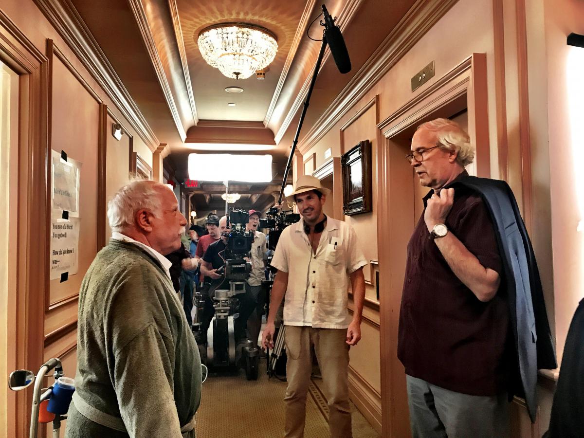 Un'ultima risata: la recensione del film Netflix con Chevy Chase e ...