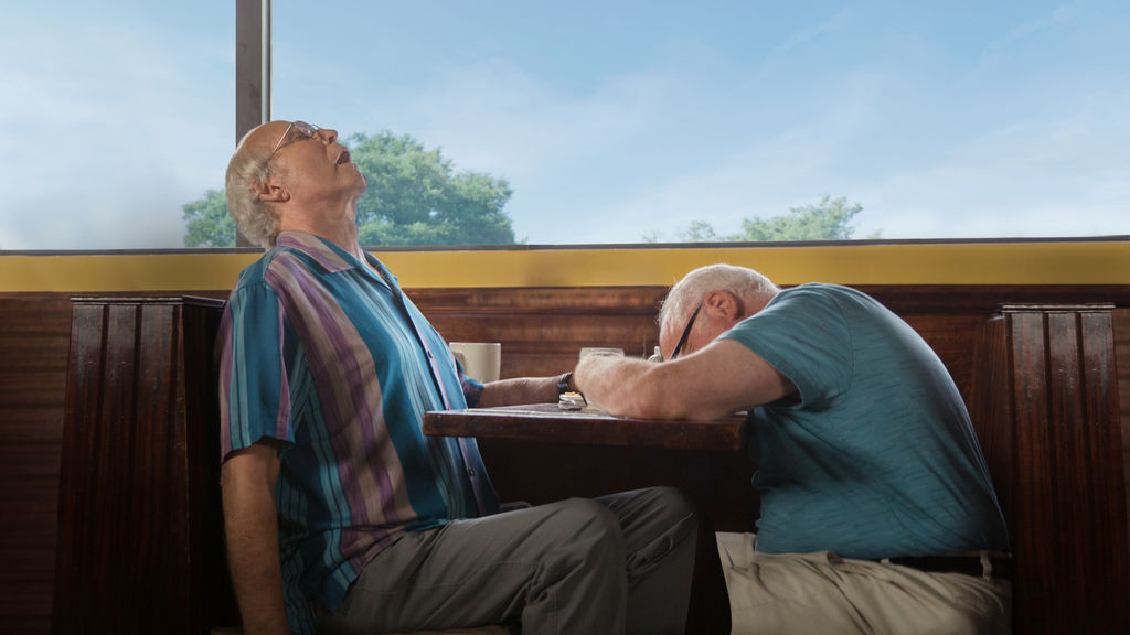 Un'ultima risata: la recensione del film Netflix con Chevy Chase e ...