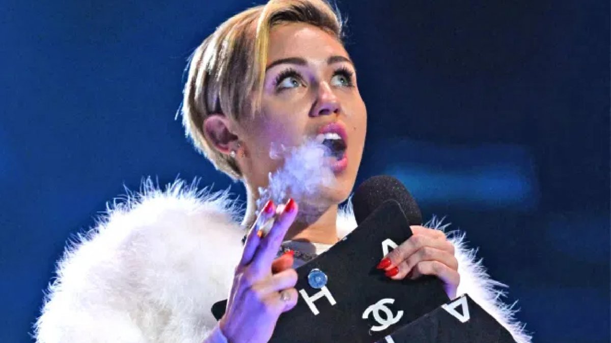 Miley Cyrus ricorda il video in cui fumava da un bong e risponde ad una ...