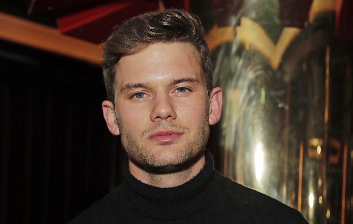 Baghead: Jeremy Irvine nel cast dell'horror con Freya Allan