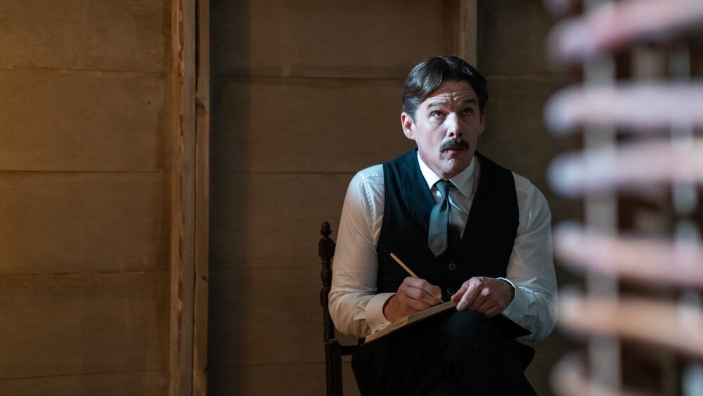 Tesla, la recensione del film su Prime Video con Ethan Hawke