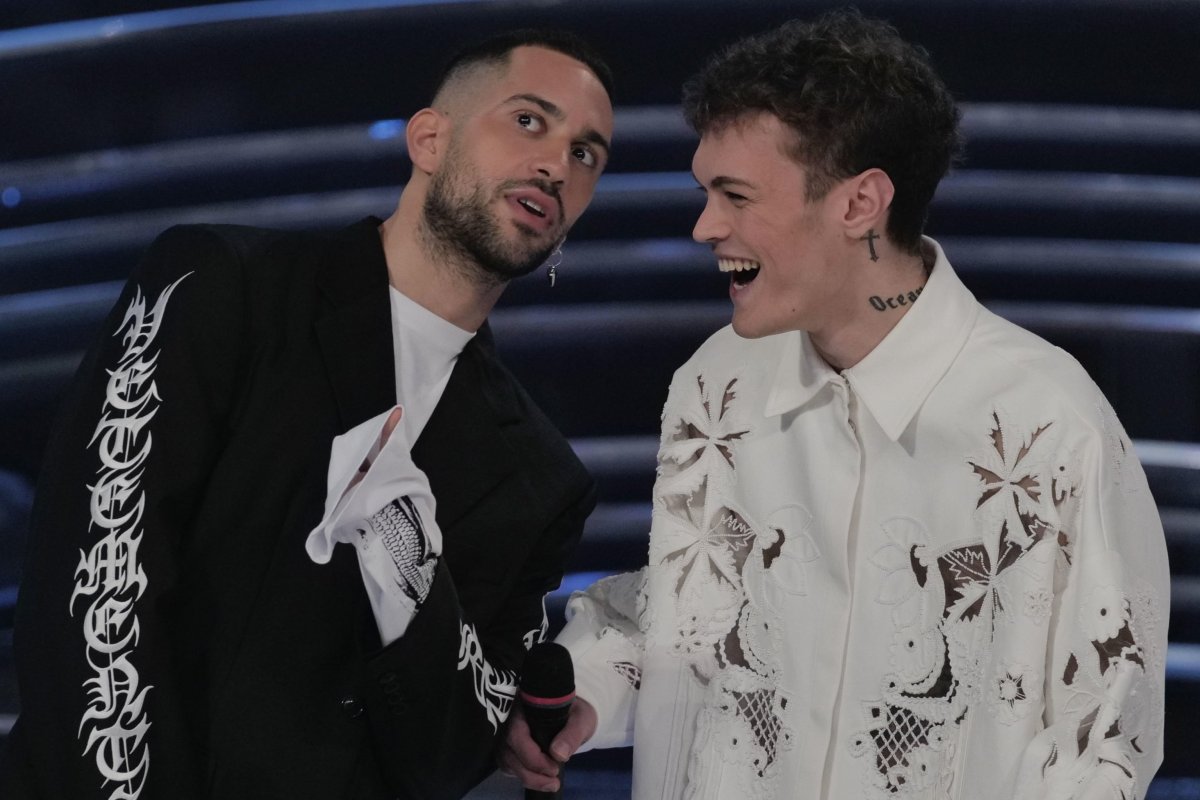 Sanremo 2022, Mahmood riprende Blanco nudo e pubblica il video sui social
