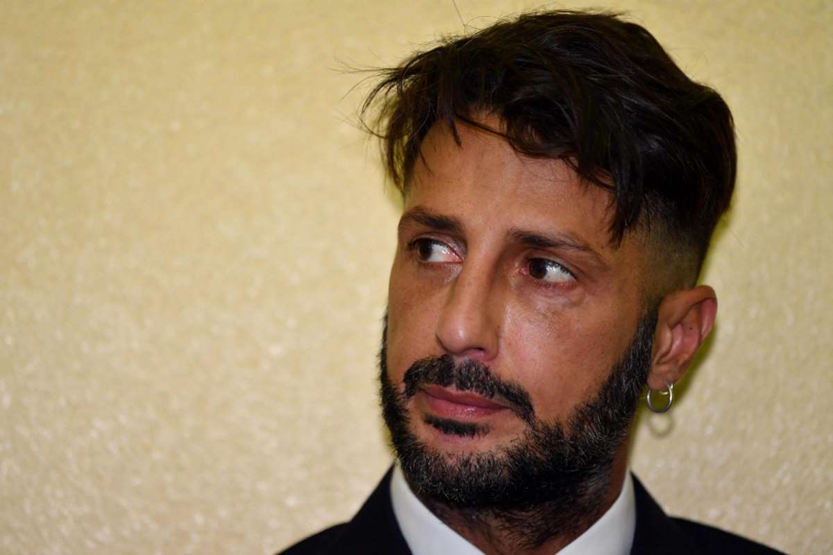 Fabrizio Corona sposa Sara Barbieri: lei ha 26 anni in meno di lui Fabrizio Corona sposa Sara Barbieri: lei ha 26 anni in meno di lui