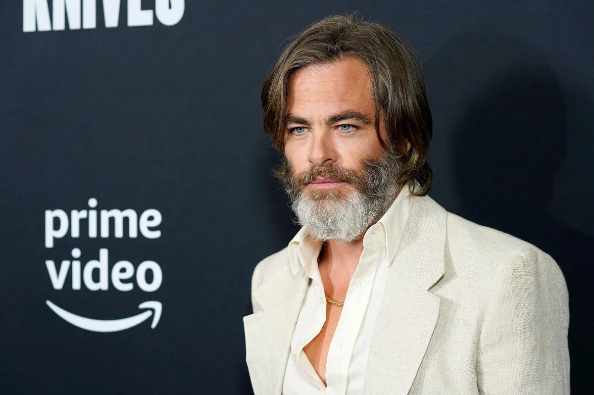 Poolman, Chris Pine in sella a una Vespa in vestaglia, barba e casco ...
