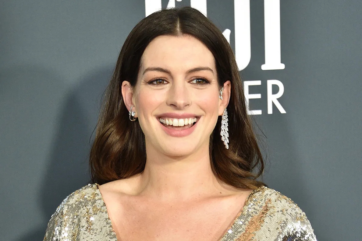 Anne Hathaway in The Idea Of You, la storia è ispirata a Harry Styles e ...