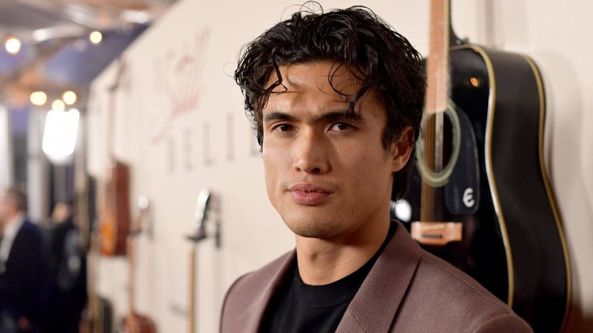 May December: Charles Melton nel cast del film di Todd Haynes May December: Charles Melton nel cast del film di Todd Haynes