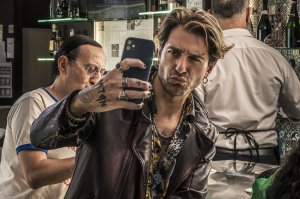 Falla girare, la recensione: un film cialtrone che diverte senza ...