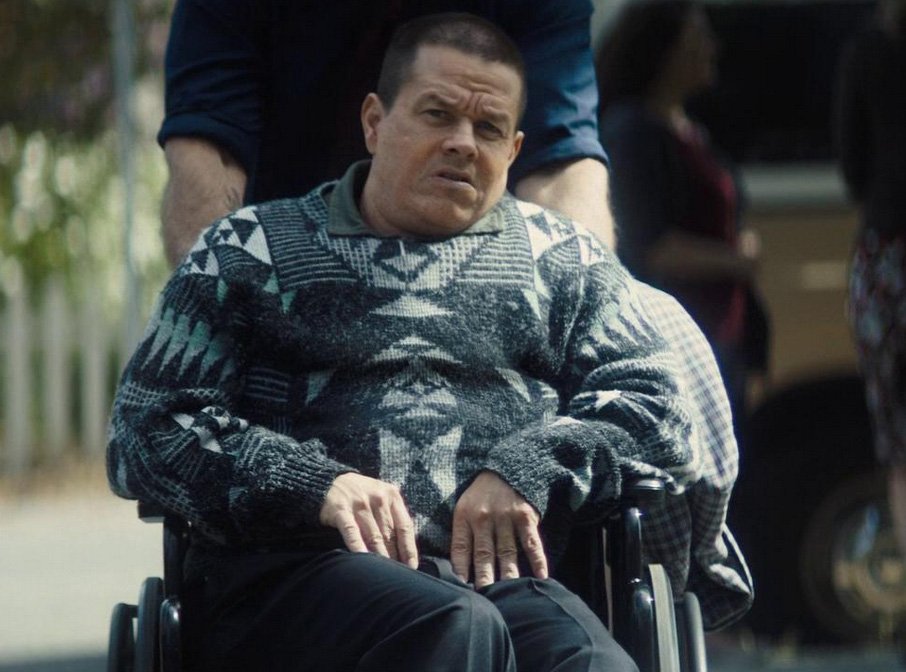 Father Stu, la recensione: Mark Wahlberg da pugile a sacerdote ...