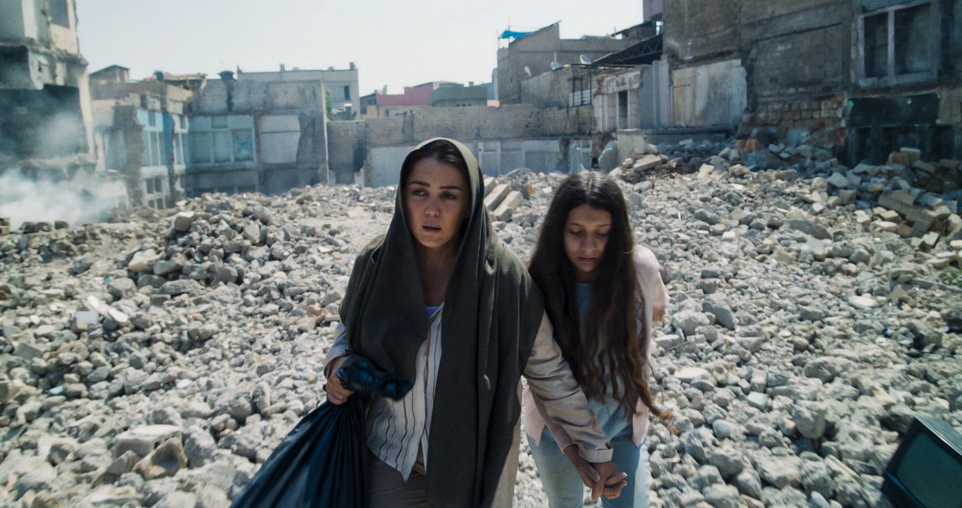 Nezouh – Il buco nel cielo, la recensione: L’orrore della guerra in una fiaba - Movieplayer.it