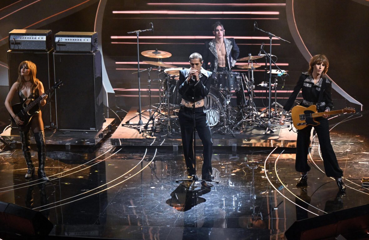 I Maneskin si riuniscono a Fregene, proprio mentre Damiano David, negli ...