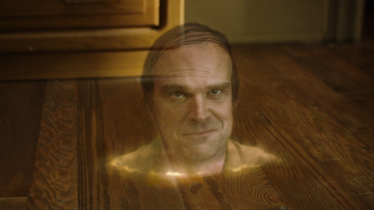Un fantasma in casa, la recensione del film Netflix con David Harbour ...