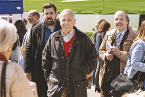 Un uomo felice, la recensione: qual è il colmo per un sindaco bigotto e ...