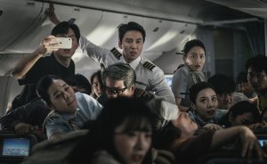 Emergency Declaration, la recensione: disaster movie aereo con virus a ...