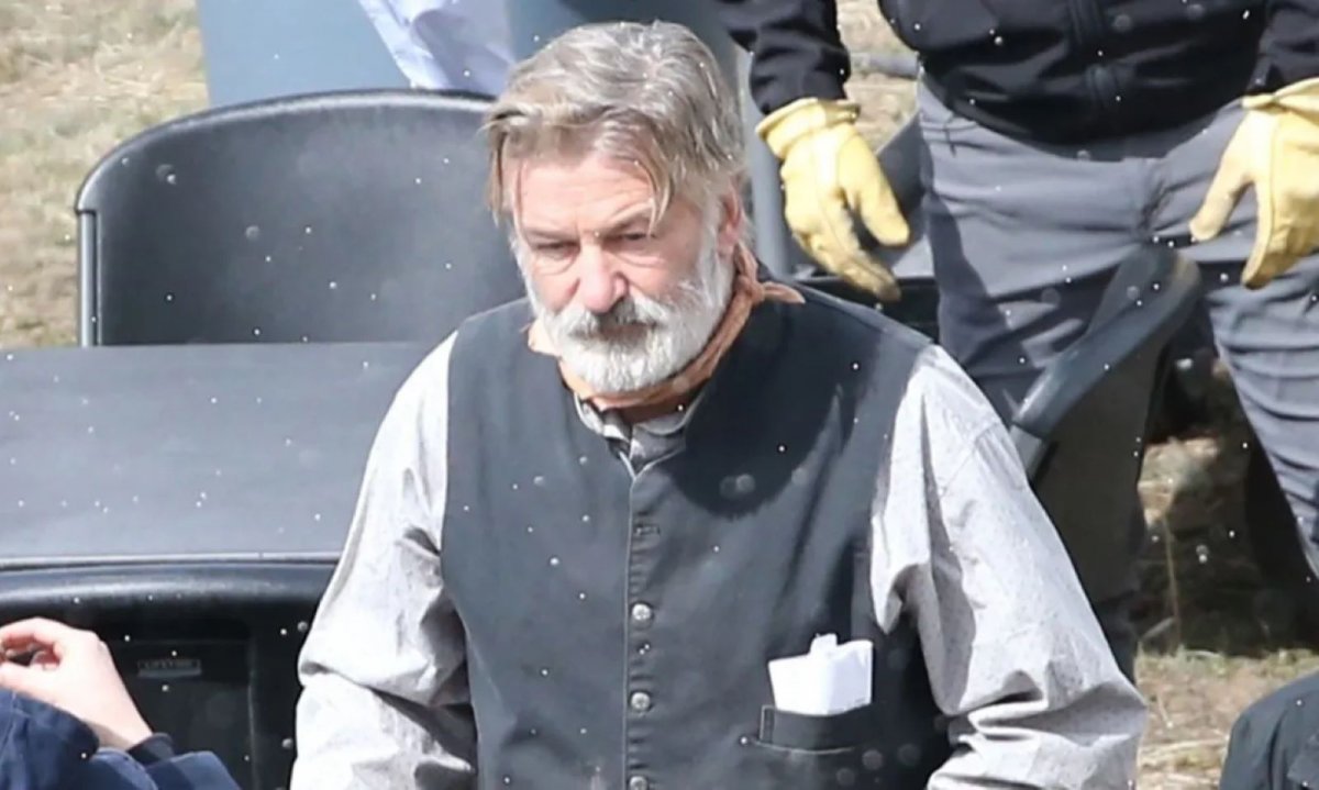 Rust: Alec Baldwin torna sul set dopo l'archiviazione delle accuse per ...