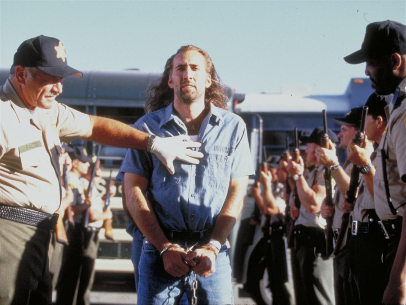 Con Air, la recensione: l'esplosivo cult anni '90 con Nicolas Cage ...