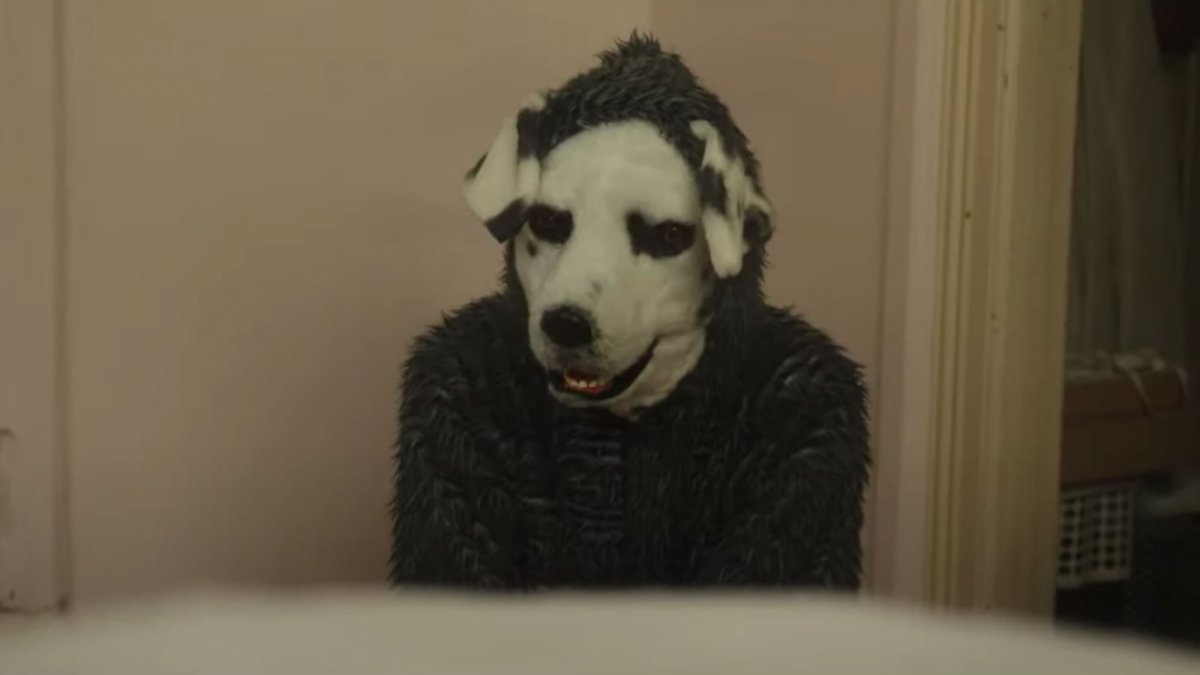 Good Boy: il trailer su un uomo convinto di essere un cane è la cosa ...