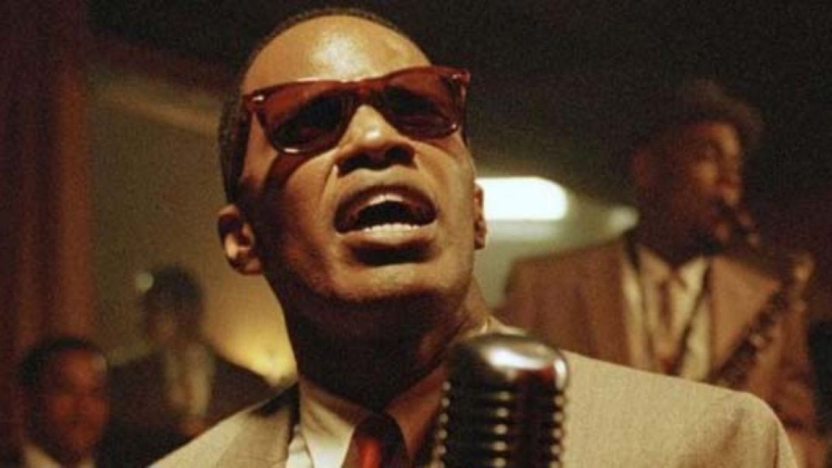 Ray: stasera su Iris il biopic dedicato alla leggenda della musica Ray ...