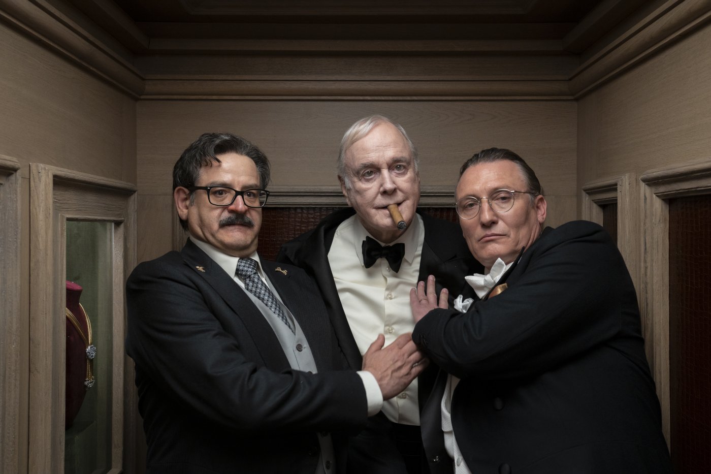 The Palace, la recensione: Roman Polanski firma il suo Vacanze di Natale