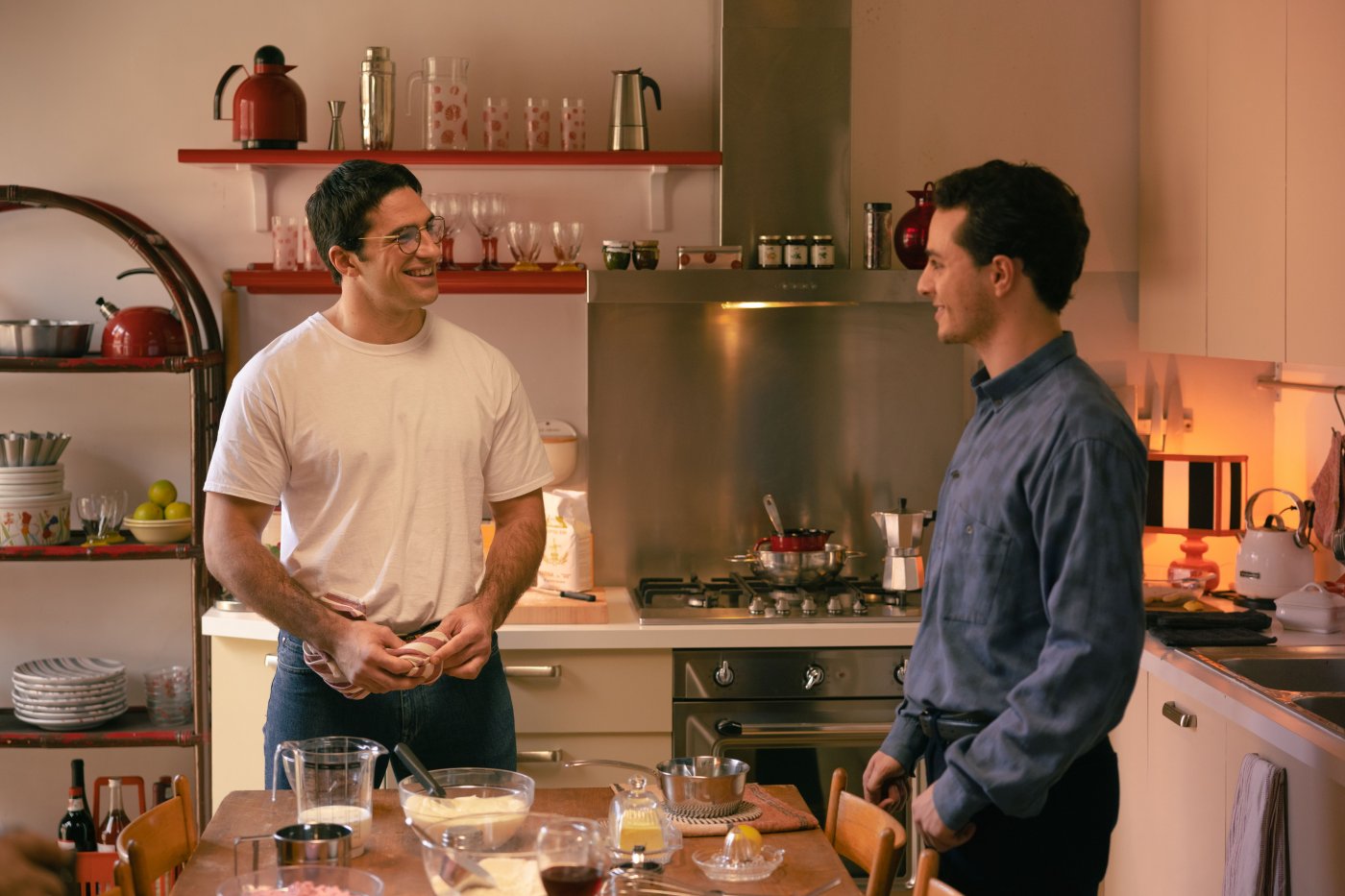 Nuovo Olimpo, la recensione del film di Ferzan Ozpetek che arriva su ...