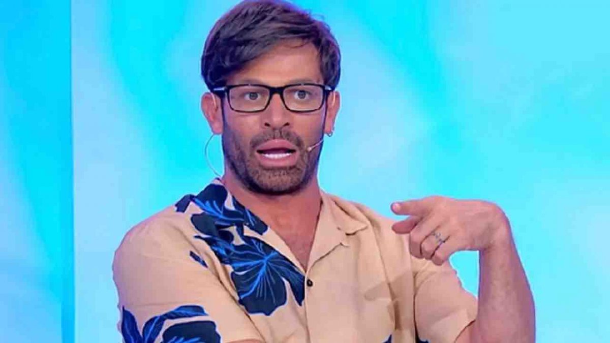 Gianni Sperti di Uomini e donne mostra la foto del suo nuovo amore
