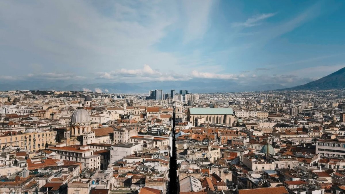 Posso entrare? An Ode To Naples, la recensione: Napoli, città antica e ...