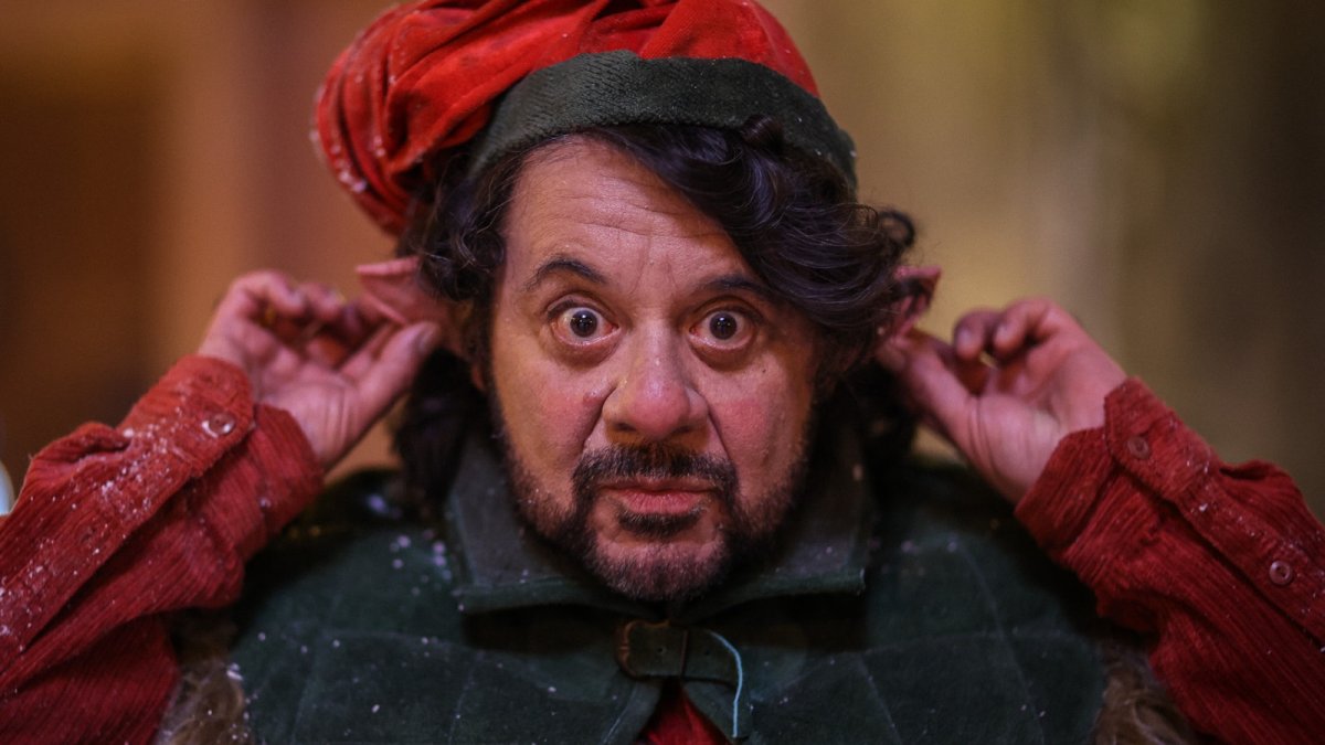 Elf Me, il Natale e le orecchie a punta di Lillo nel film Prime Video ...