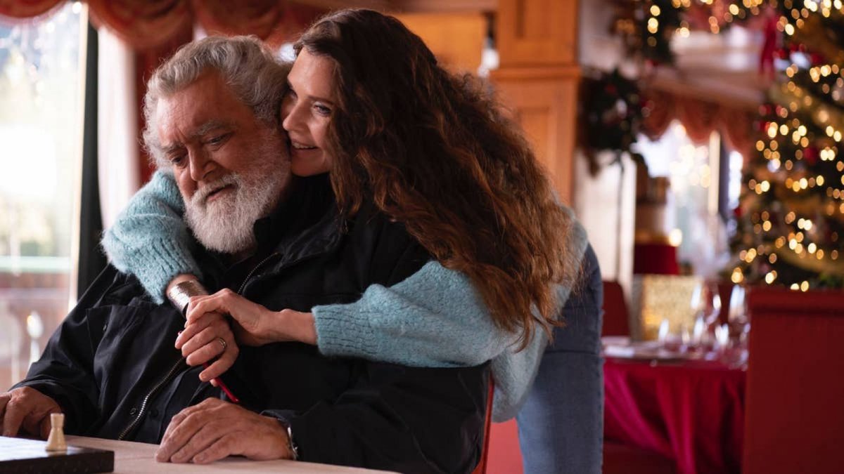 Improvvisamente a Natale mi sposo: clip esclusiva con Diego Abatantuono, Carol Alt e il Mago Forest
