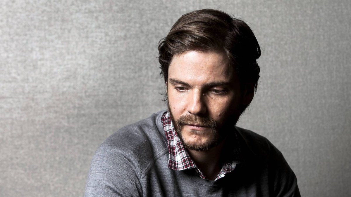 Daniel Brühl nei panni di Karl Lagerfeld nella prima foto della serie ...