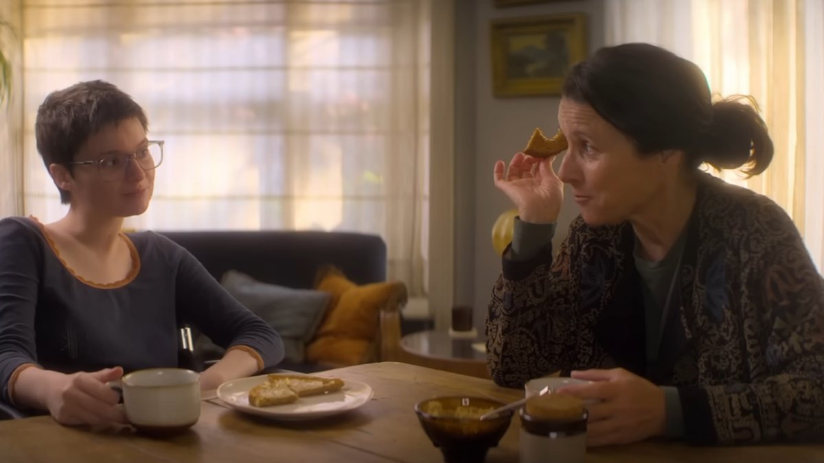 Julia Louis-Dreyfus è una madre alle prese con una situazione ...