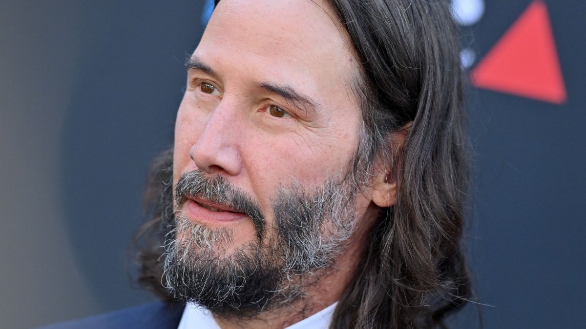 Keanu Reeves indossa ali d'angelo sul set losangelino della commedia Good Fortune