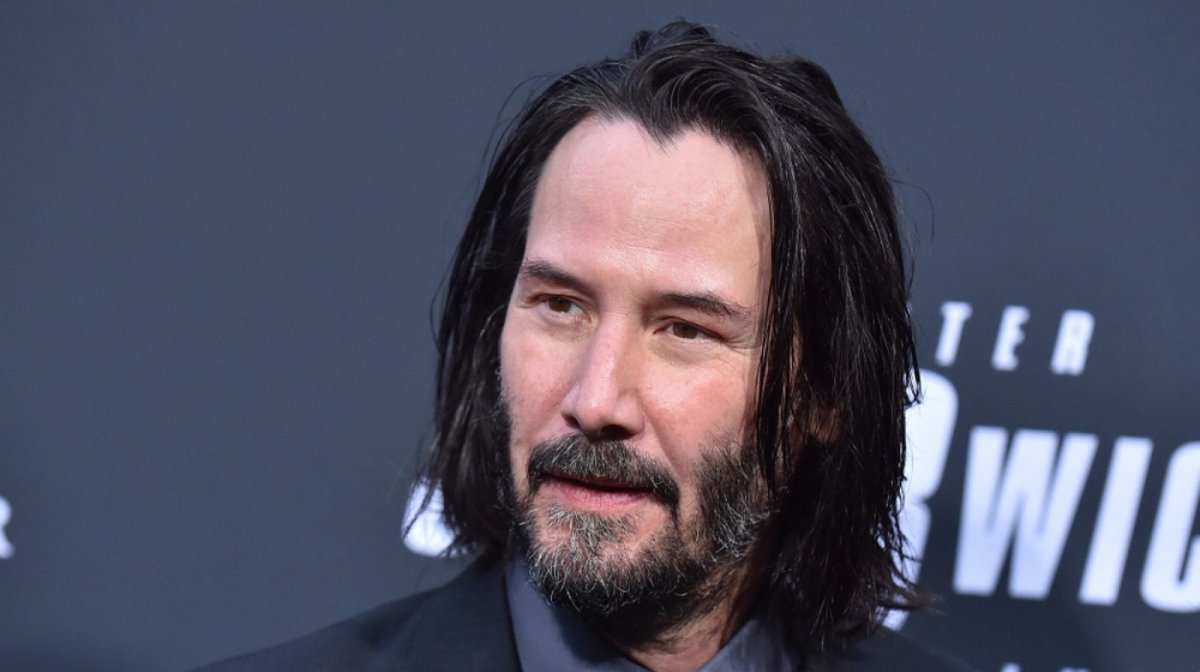 Keanu Reeves sfoggia un nuovo look sul set del film Outcome, diretto da ...