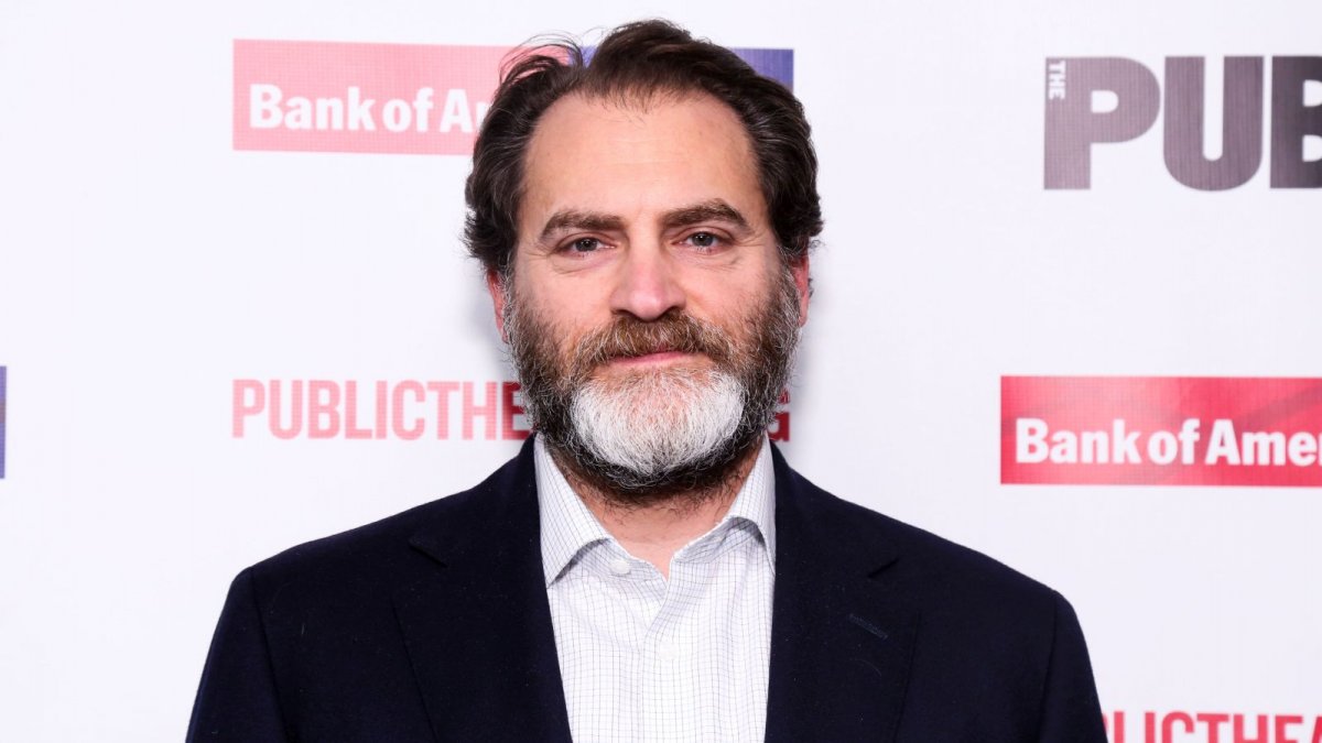 Michael Stuhlbarg colpito alla testa con una pietra da un uomo a ...