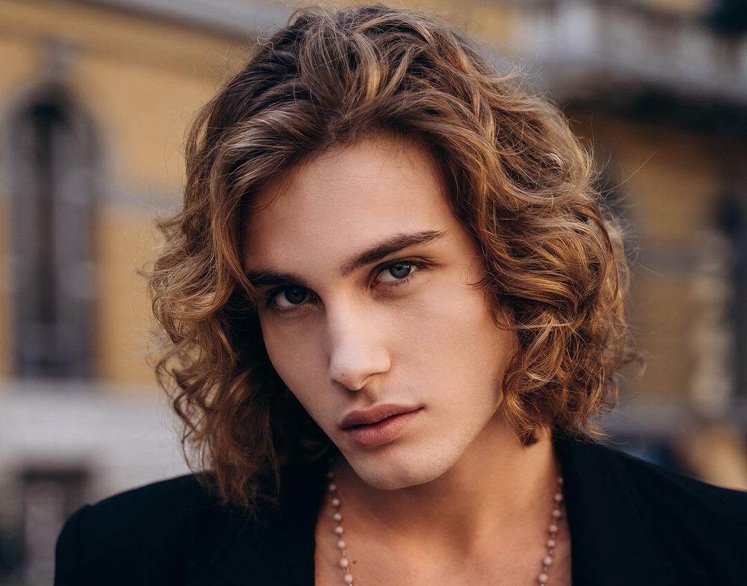 Isola dei Famosi 2024: Chi è Pietro Fanelli, il poeta naufrago del ...