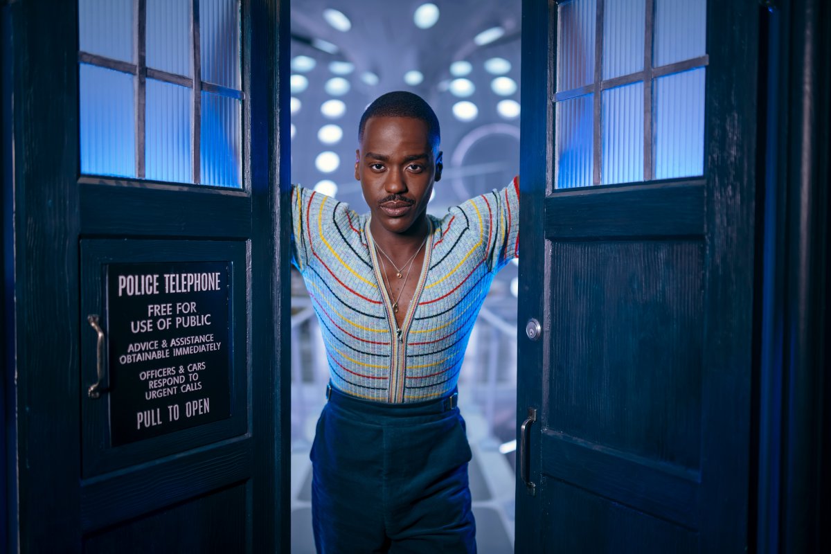 Doctor Who fa la storia: ecco il primo bacio omosessuale della serie di ...