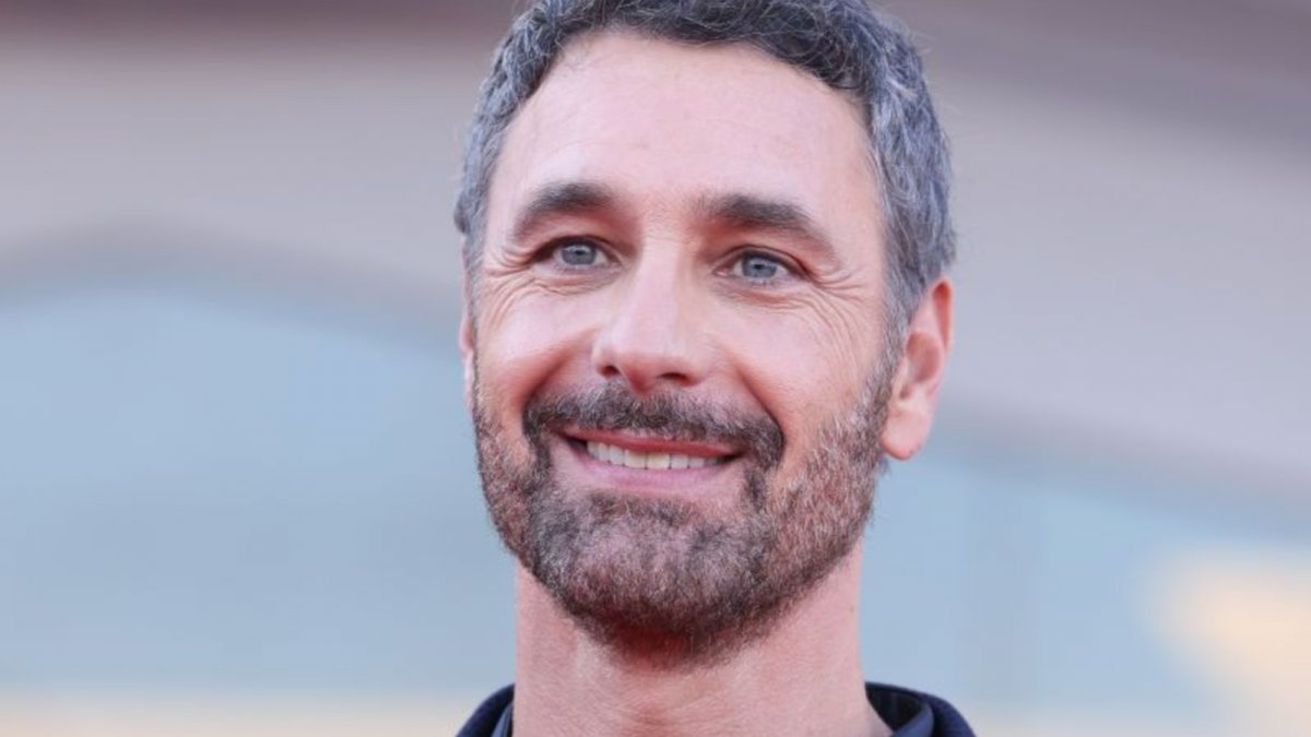 Emily in Paris 4: Raoul Bova bacia appassionatamente una star dello ...